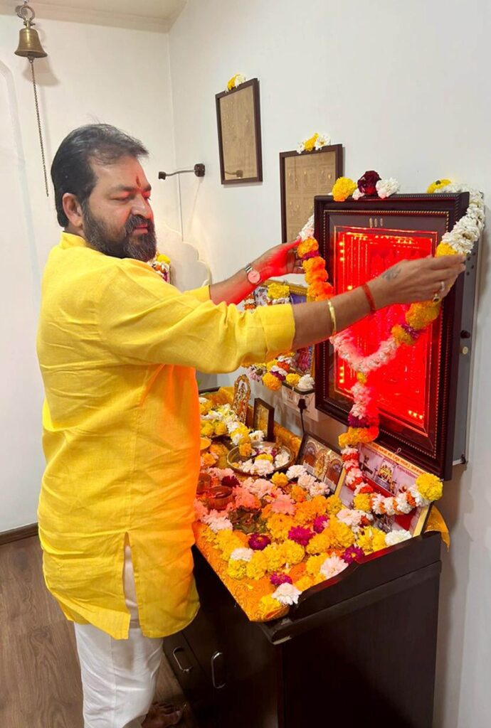 VIJAY SHETTY PANKAJE GAVE SRI RAMA JAPANAMA MANTRAKSHA TO THE DEVOTEES ...